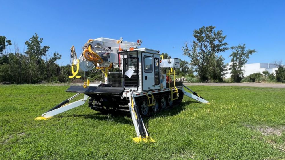 47 ft Track Bucket Rental - Custom Truck One Source