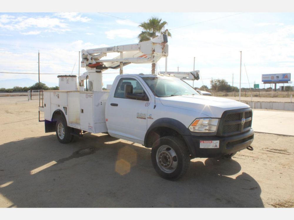 2014 Dodge 5500 4x4 Diesel Versalift SST-40 EIH Bucket Truck