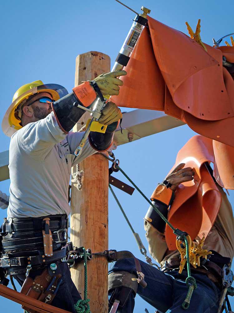 Utility Solutions BREAK-SAFE® Load Break & Pick-up Tool, 27kV