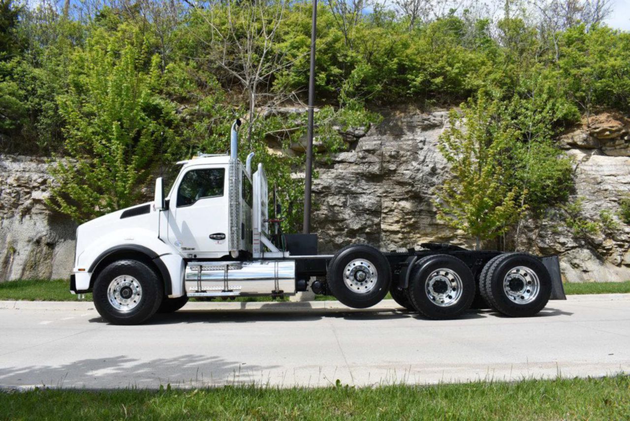 Tandem Axle Highway Tractor Rental - Custom Truck One Source