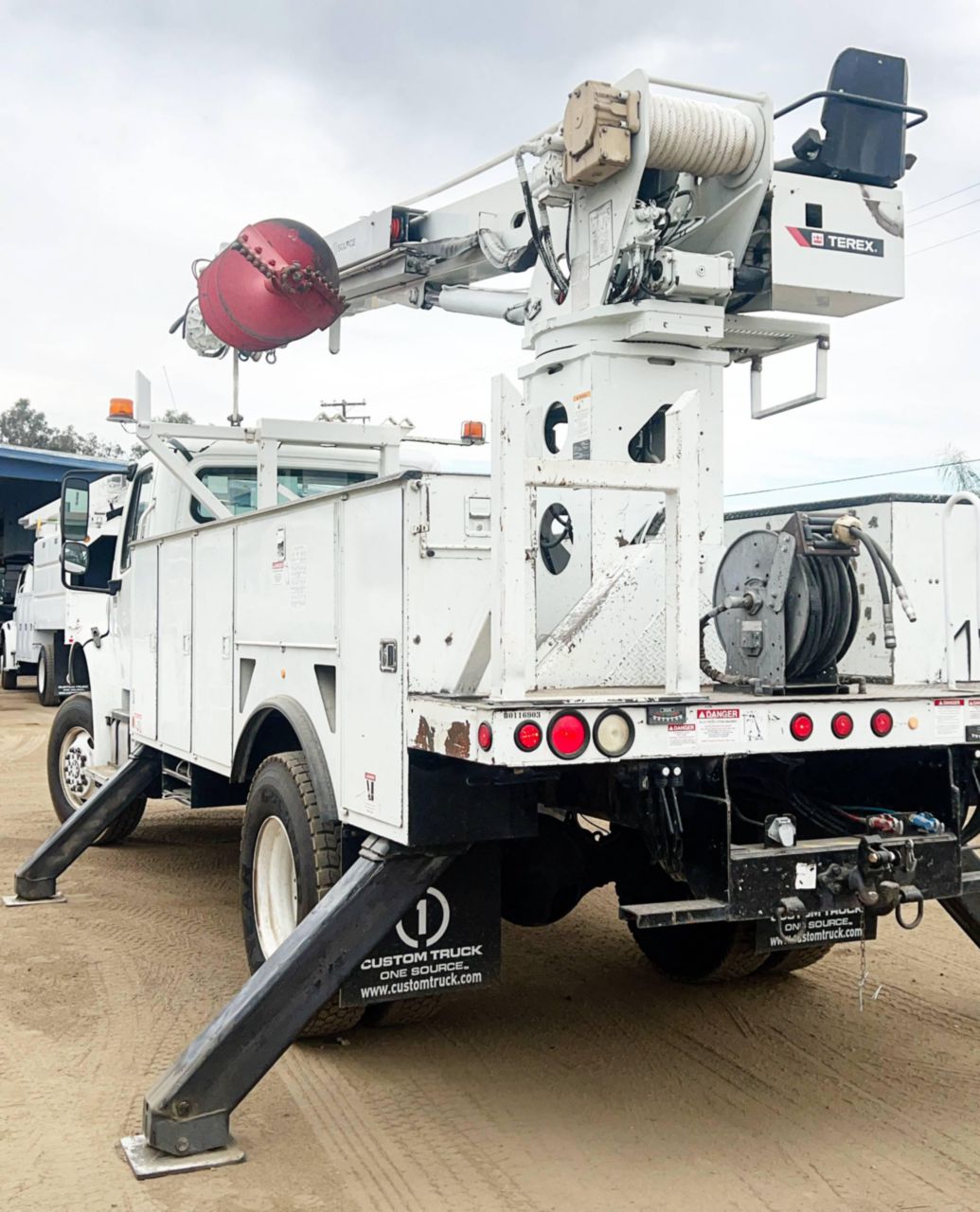2013 Freightliner M2106 4x4 Terex C4047 Digger Derrick
