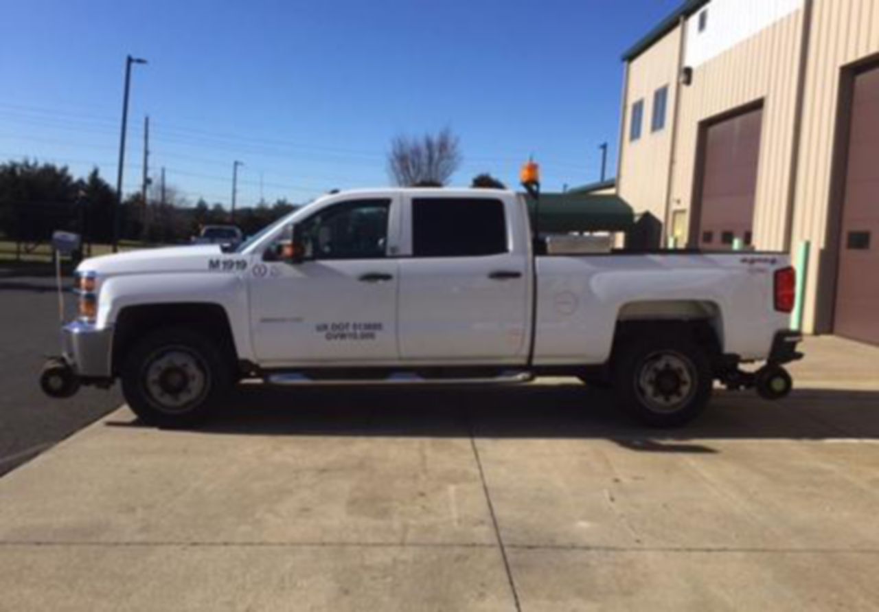 1 Ton Regular Cab AWD Gas Hi-Rail Pickup Truck Rental - Custom Truck ...