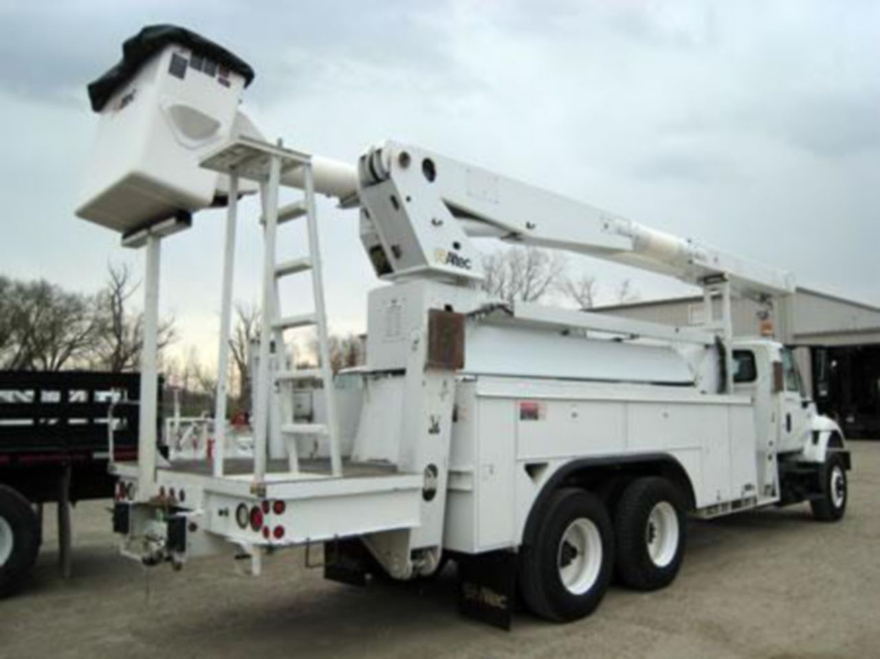 100 ft Transmission Bucket Truck Rental - Custom Truck One Source