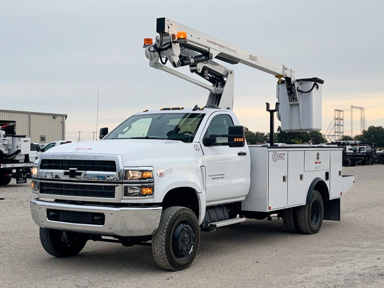 Chevrolet 5500 4x4 Versalift SST-36-NE Bucket Truck