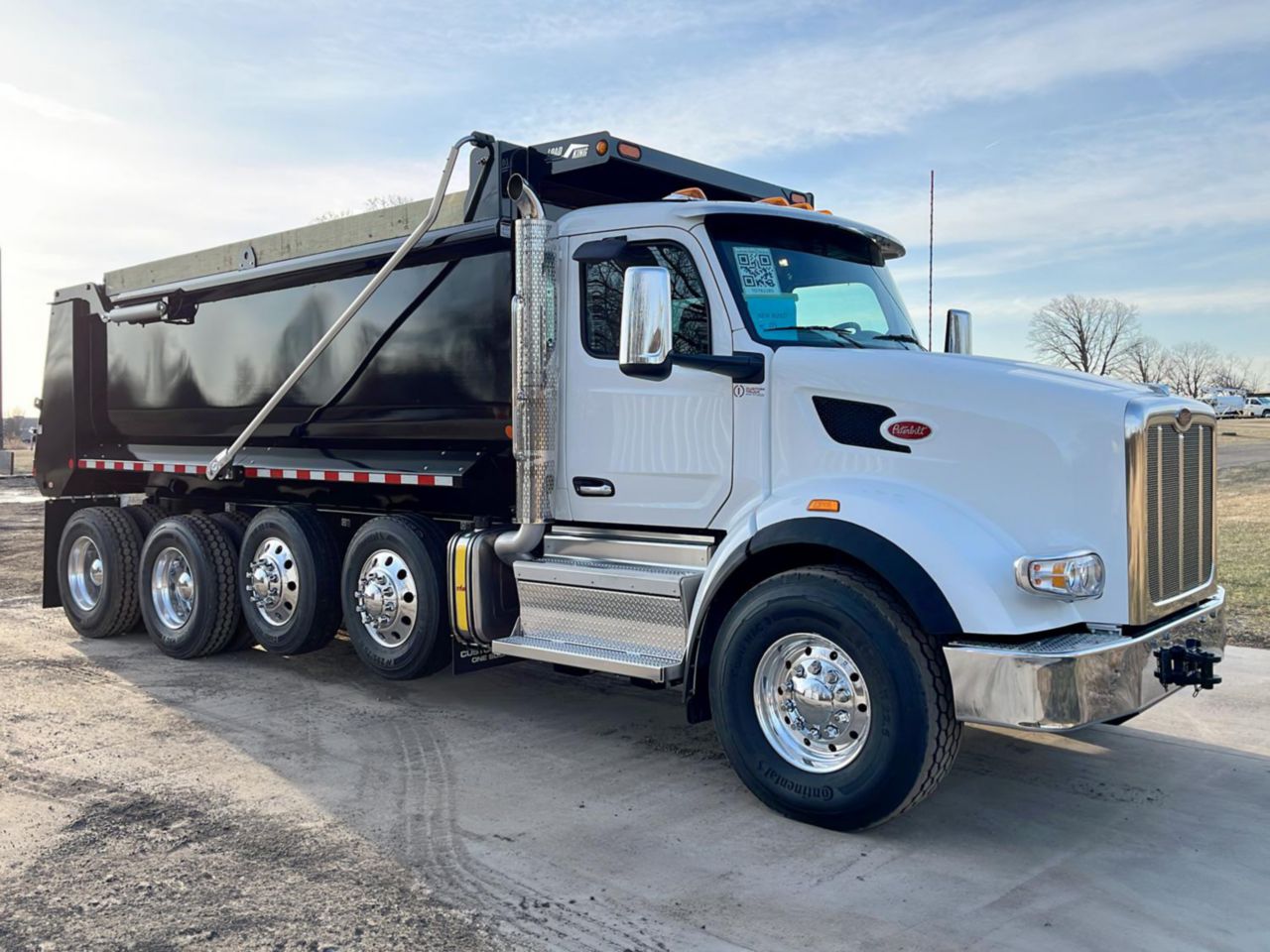 2026 Peterbilt 567 10x4 19' Load King Dump Truck
